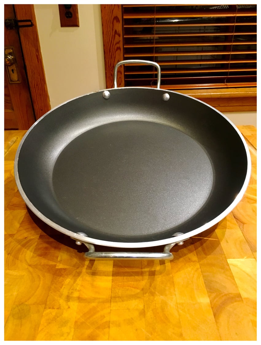 How to Throw a Paella Dinner Party