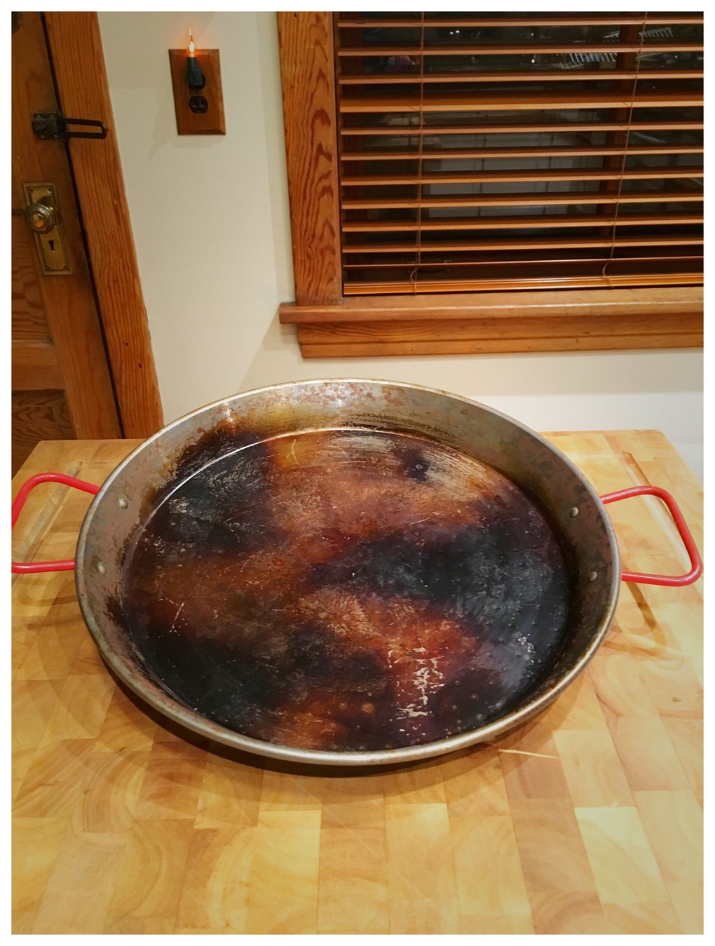 How to Throw a Paella Dinner Party